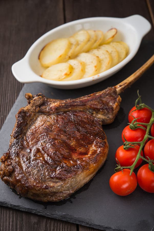 Tomahawk Rib Steak photo stock. Image du kobe, buffle - 125712954