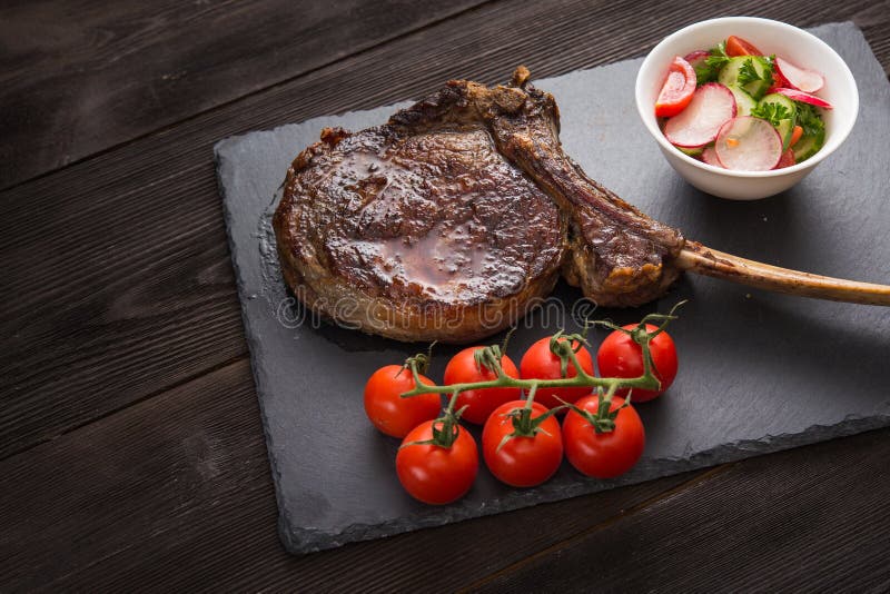Tomahawk Rib Steak photo stock. Image du nourriture - 125712956