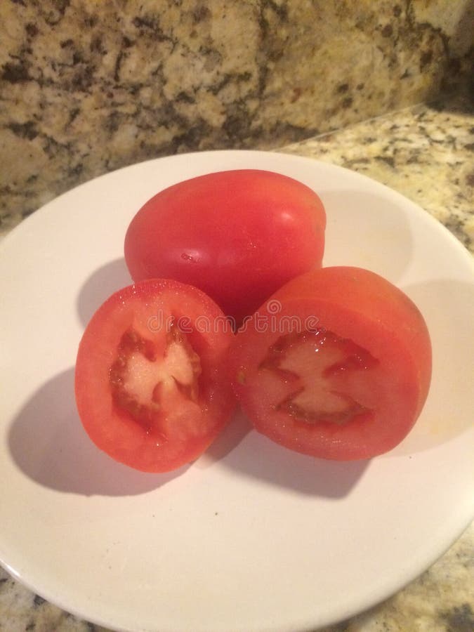 Tomate image stock. Image du tomate, légumes, coupure - 105437139