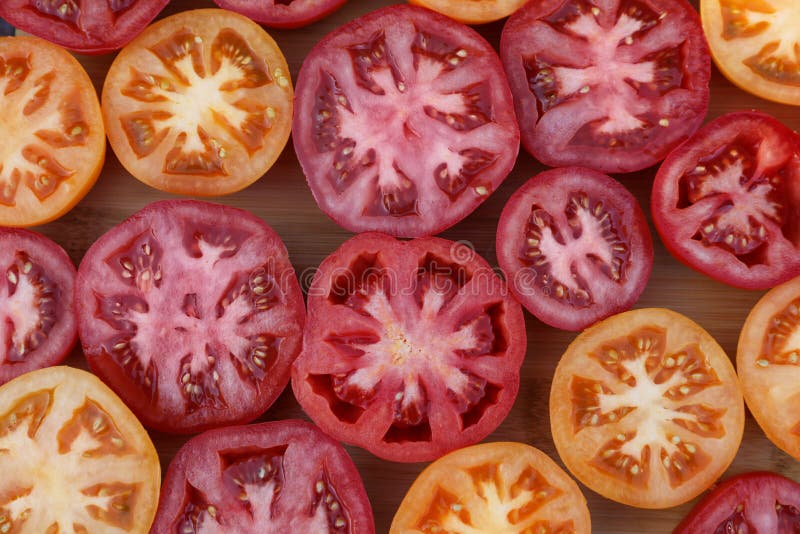 Tomate Cortado De Diferentes Tipos Sobre a Mesa Plana De Madeira Imagem ...