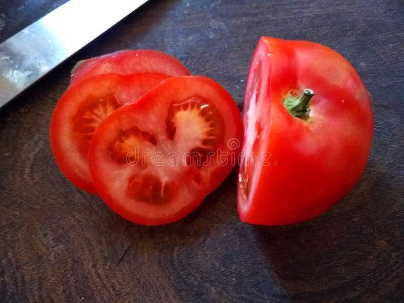 Tomate coupée en tranches photo stock. Image du tomate - 127304766