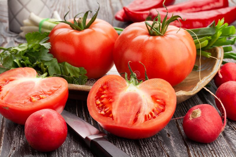 Tomate rebanado en madera foto de archivo. Imagen de maduro - 254628064