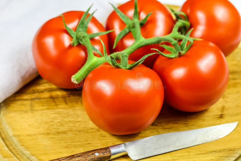 Tomates-cacho Numa Prancha De Corte Imagem de Stock - Imagem de ...