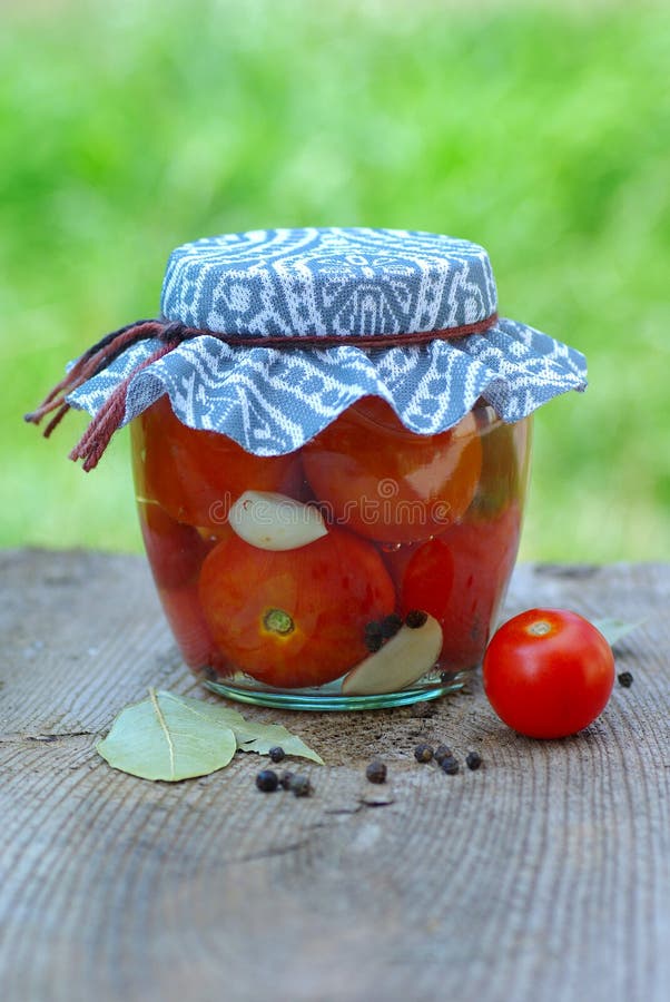 Tarro Y Tomates De Enlatado De La Vendimia De La Abuela En La Vid ...