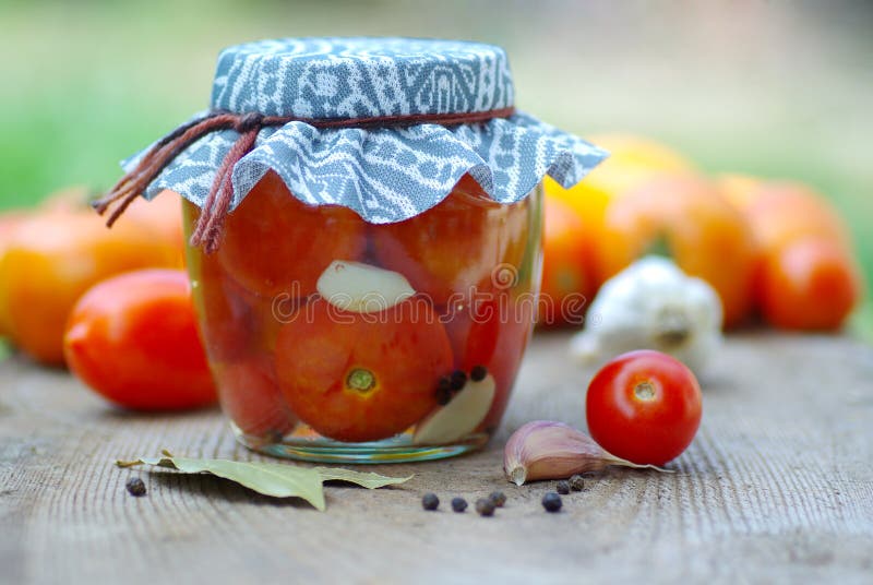 Tomates de enlatado imagen de archivo. Imagen de local - 26000605