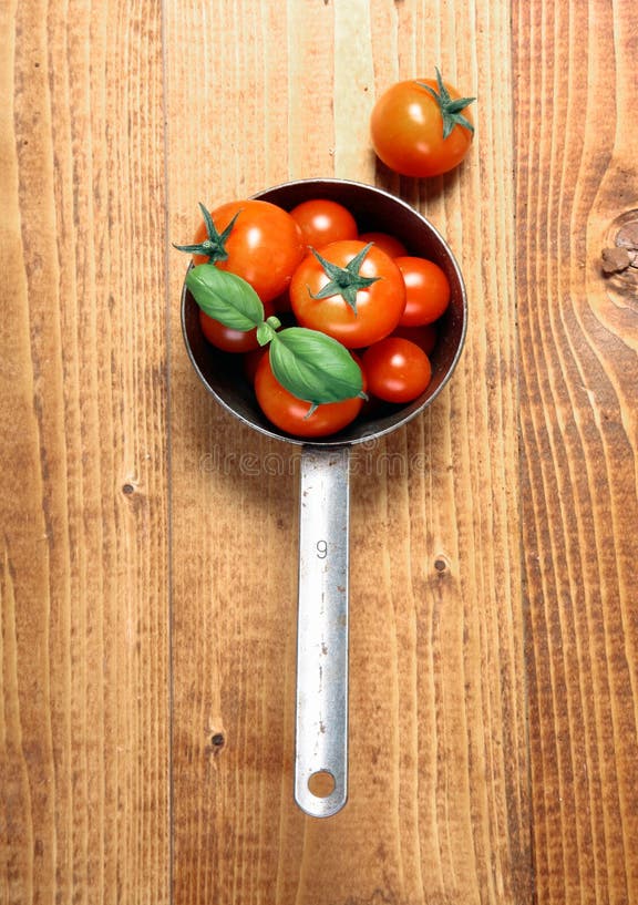 Tomates en un cazo viejo foto de archivo. Imagen de fondo - 29157902