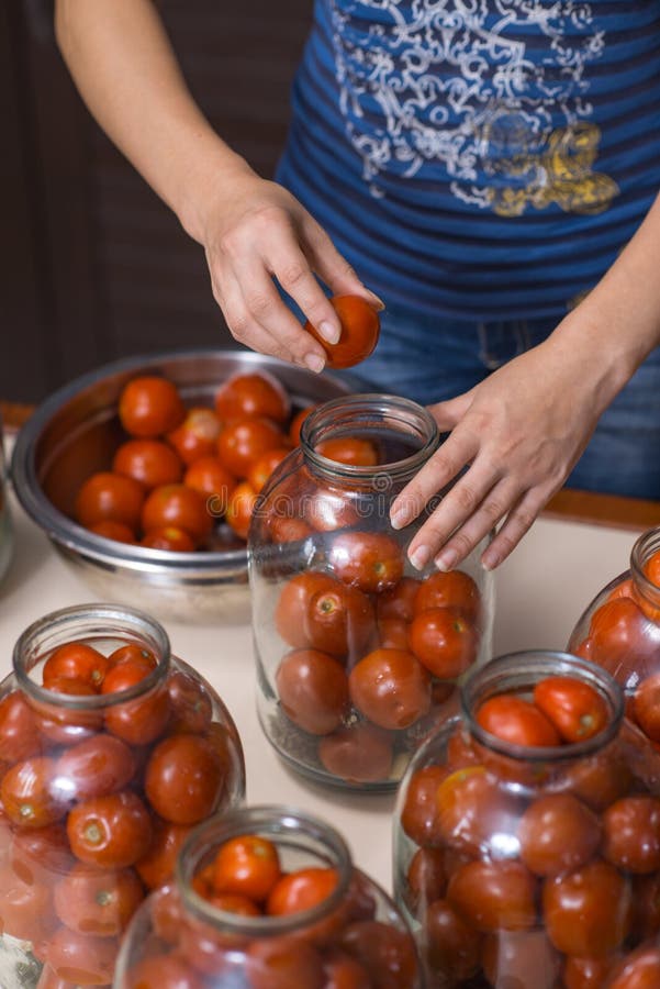 Tomates Maduros De Enlatado En Las Latas Foto de archivo - Imagen de ...