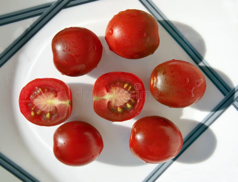 Tomates pequenos do kumato imagem de stock. Imagem de gostoso - 125987465