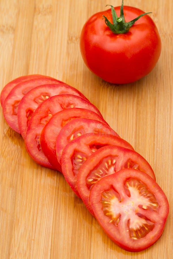 Tomates rebanados foto de archivo. Imagen de tomate, fresco - 23999986