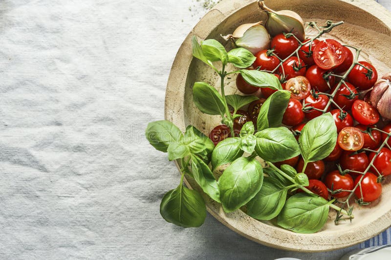 Tomatoes with Basil, Garlic and Onion - Simple Ingredients for Tomato ...