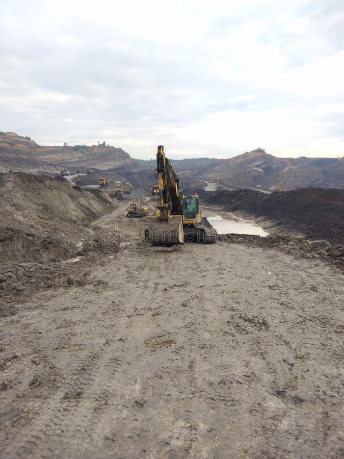 400 Ton Excavator Walking Towards Front Loading Stock Photo - Image of ...