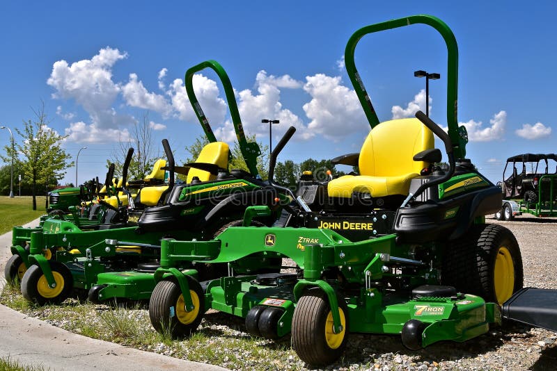 Tondeuses à Gazon D'équitation De John Deere Photo stock éditorial ...