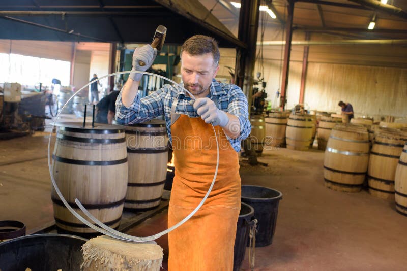 Tonelero Que Forma El Anillo Del Metal Foto de archivo - Imagen de ...