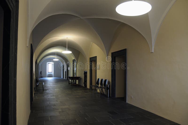 Tongewelf in pleister stock foto. Image of vloer, optillen - 9677164