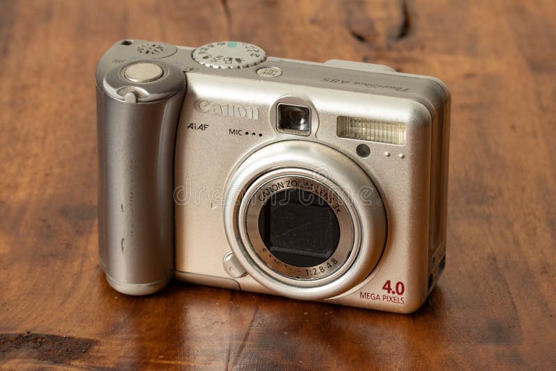 Old digital camera. editorial photography. Image of object - 237501152