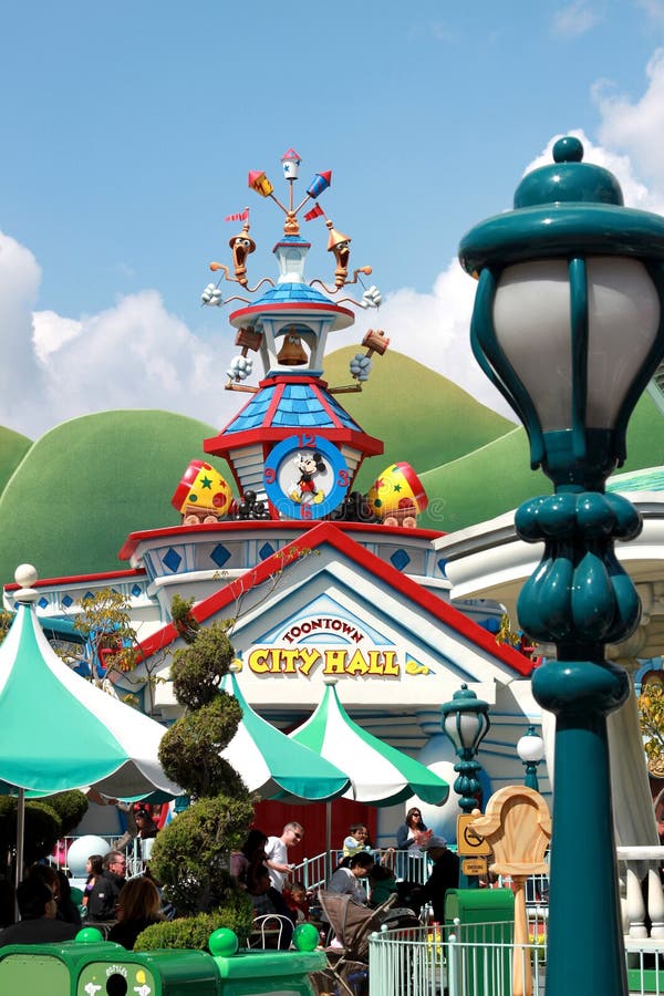 Disney Aladdin and Genie during a Parade Editorial Stock Image - Image ...