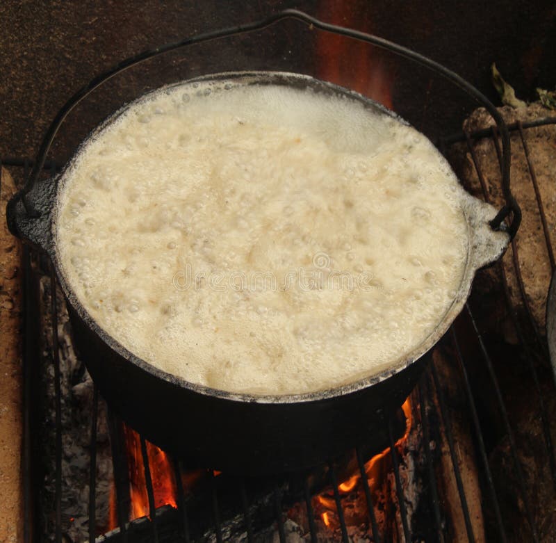 Topf auf dem Feuer. stockfoto. Bild von gift, glut, feuer - 34124328