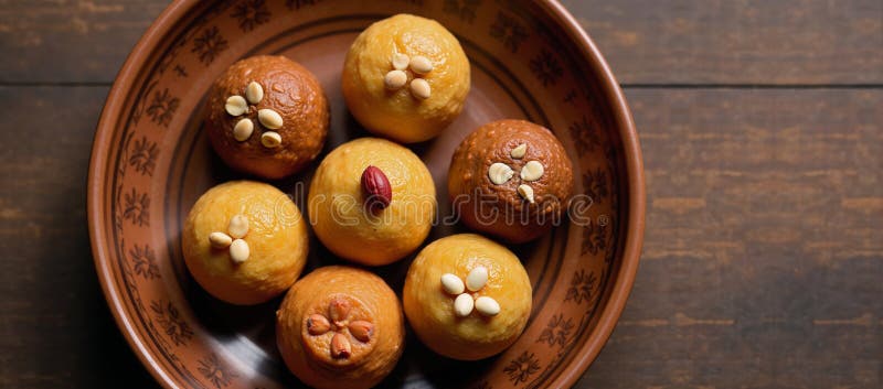 Topview Image Ladoos in Circle on Nutgarnished Brown Ceramic Plate ...