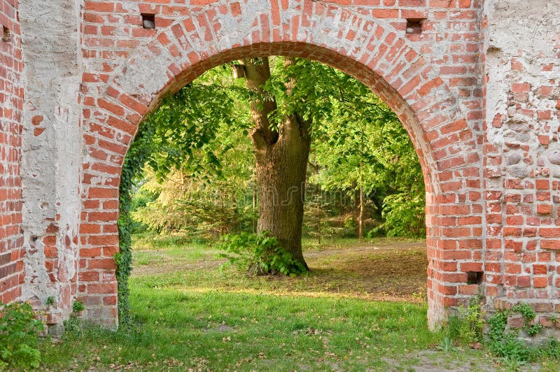 Torbogen stockfoto. Bild von mittelalterlich, hinterhof - 9302634