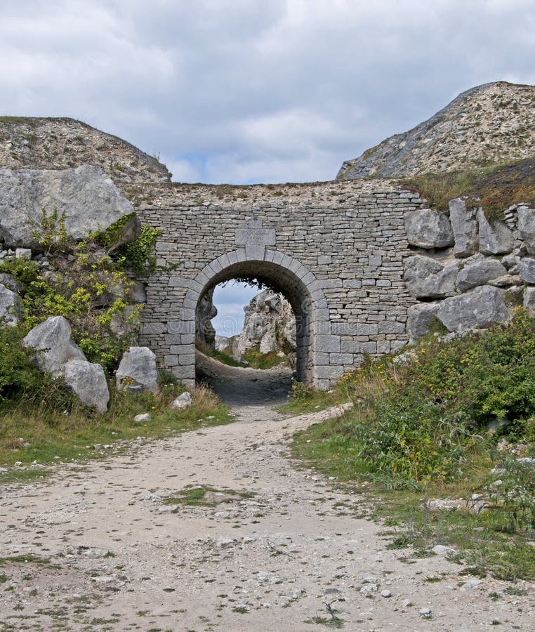 Torbogen im Portland-Stein stockbild. Bild von gehweg - 20989653