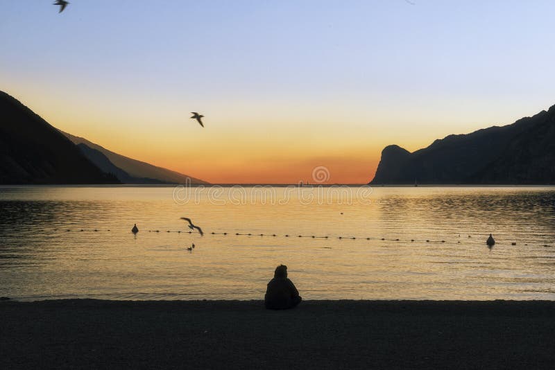 Torbole Del Lago Garda En La Puesta Del Sol Imagen de archivo - Imagen ...