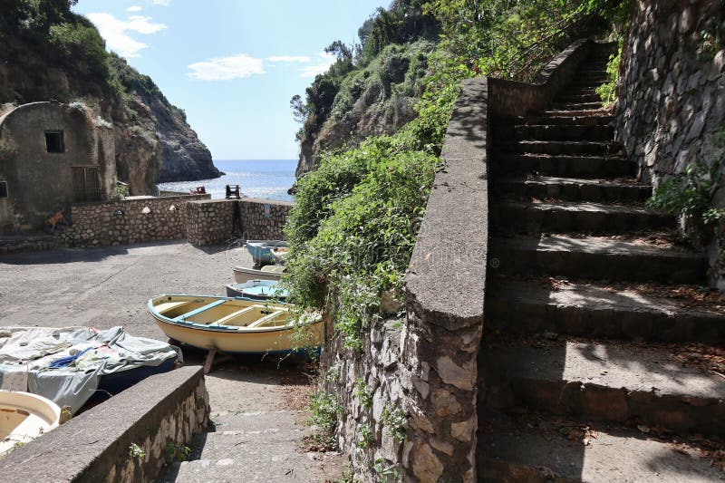 Torca - Inizio Del Sentiero Dalla Spiaggia Di Crapolla Stock Photo ...