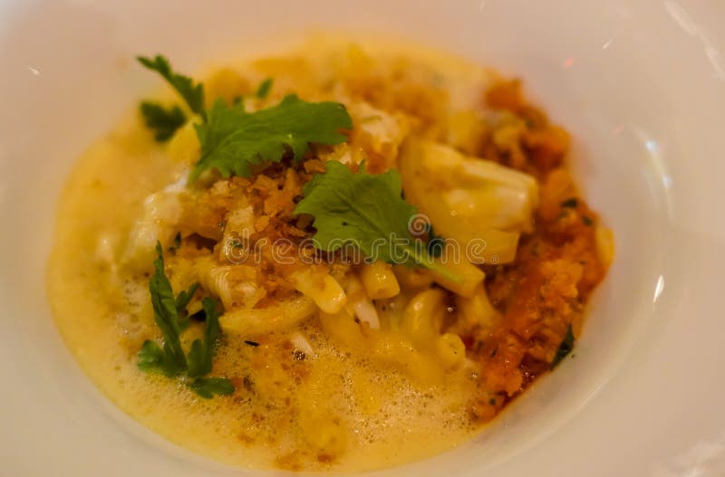 Torchetti Pasta Con Erizos De Mar Y Almejas De Littleneck Imagen de ...
