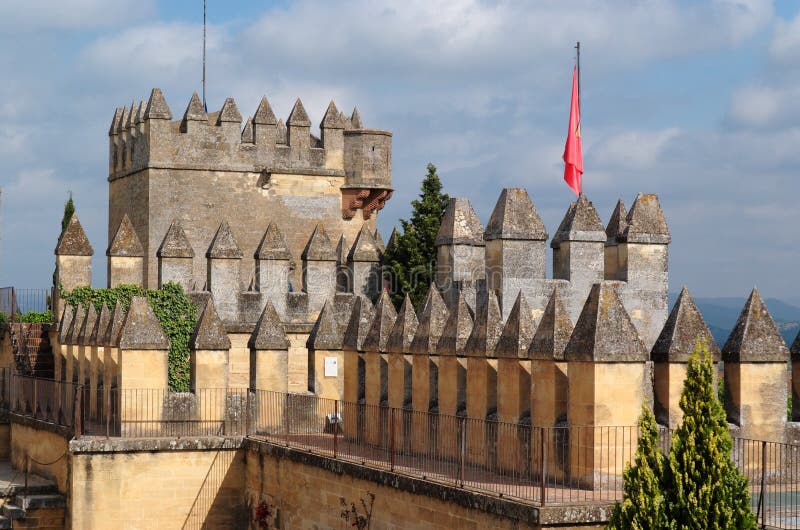 Het Middeleeuwse Kasteel Van Del Rio Van Almodovar Met Vlaggen Van ...