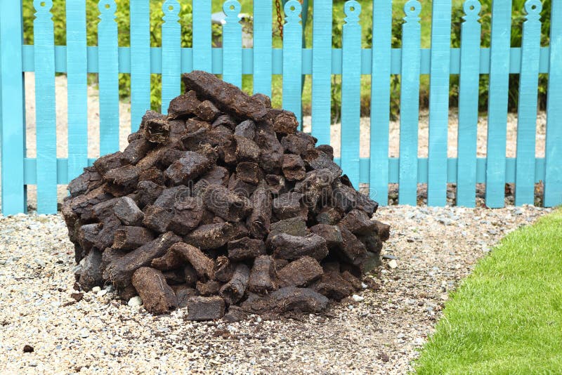 Torf, Traditionelle Energiequelle in Irland Stockfoto - Bild von ...
