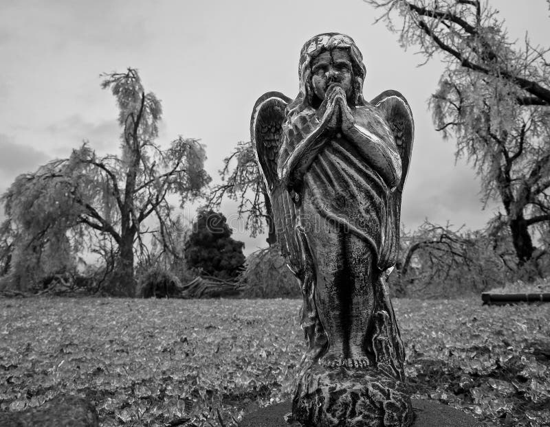 Tormenta De Angel Statue after an Ice Foto de archivo - Imagen de ...