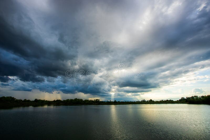 Tormenta De Truenos Cielo Nubes De Lluvia Imagen de archivo - Imagen de ...