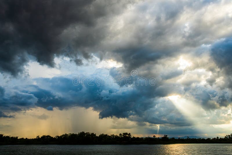 Tormenta De Truenos Cielo Nubes De Lluvia Foto de archivo - Imagen de ...