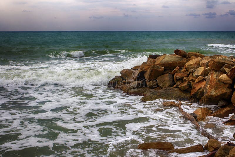Rompeolas De La Roca En El Cabo Henelopen Foto de archivo - Imagen de ...
