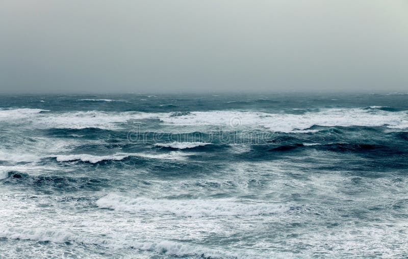 Tormenta en el mar imagen de archivo. Imagen de picos - 17514801
