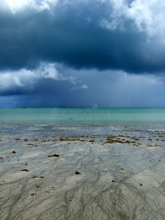 Tormenta En Una Playa Tropical, Nubes Tormentosas Oscuras, Un Paisaje ...