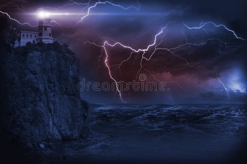 Faro Y Tormenta En El Mar Y Las Ondas Grandes Que Se Rompen En La Luz ...