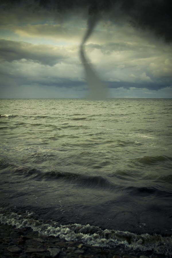 Tornade Au-dessus De L'océan Image stock - Image du réel, désastre ...