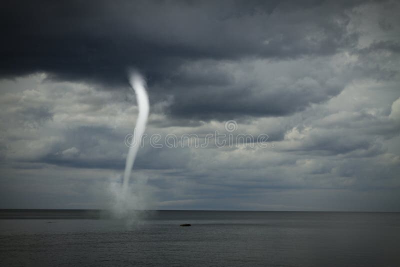Tornade Au-dessus De L'océan Image stock - Image du réel, désastre ...