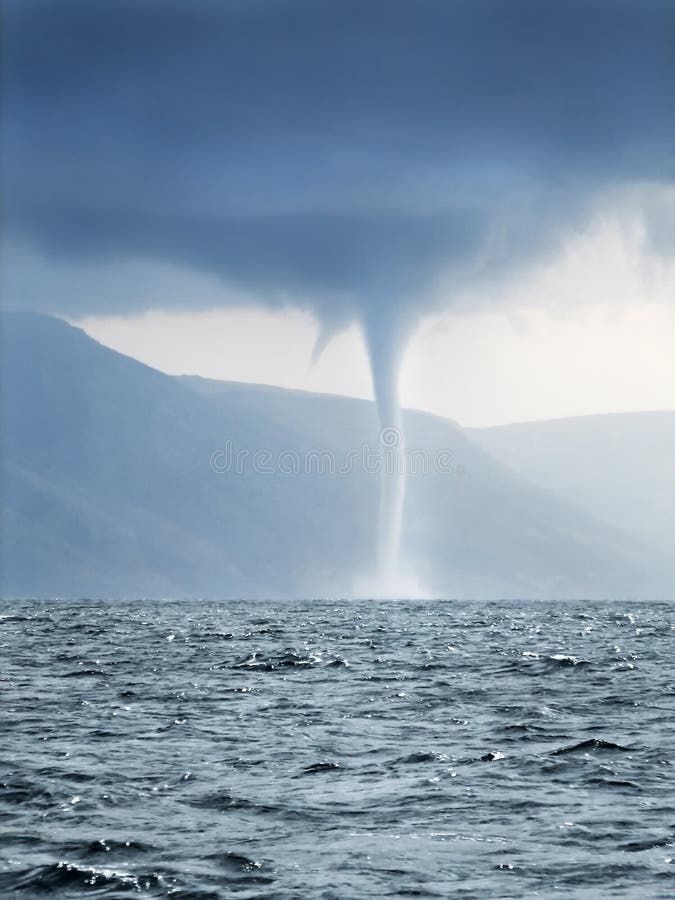 Tornade Formant Au-dessus De La Mer Photo stock - Image du nature ...