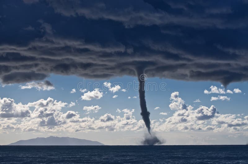 Mauvais Temps Et Tempête Avec Le Vent Sur La Mer. Tornade Sur Barcelone ...