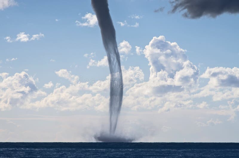 Tornade Au-dessus De L'océan Image stock - Image du horizontal, courbe ...