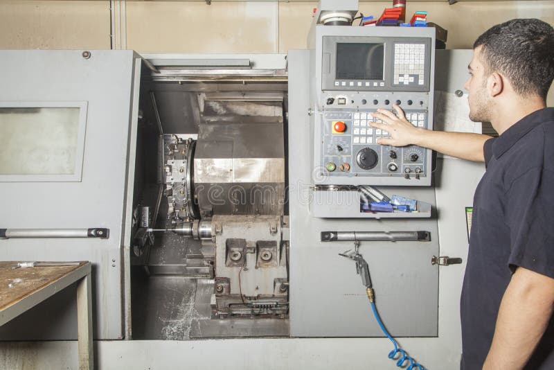 Tornio Di CNC Di Messa a Punto Dell'operatore Immagine Stock - Immagine ...