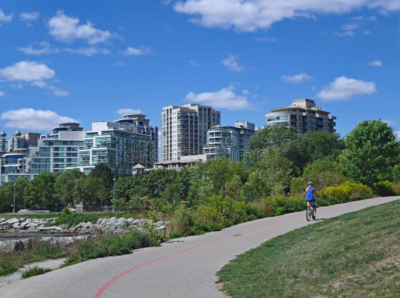 Toronto bicycle trail editorial image. Image of crossing - 138234360