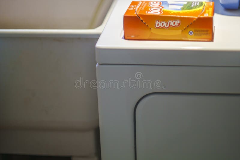 A Box of Bounce Dryer Sheets on Top of a Drying Machine Editorial Photo ...