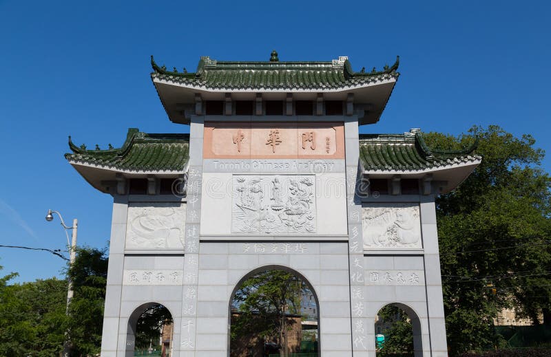 Chinesischer Torbogen in Disney Epcot, Orlando Redaktionelles Stockfoto ...