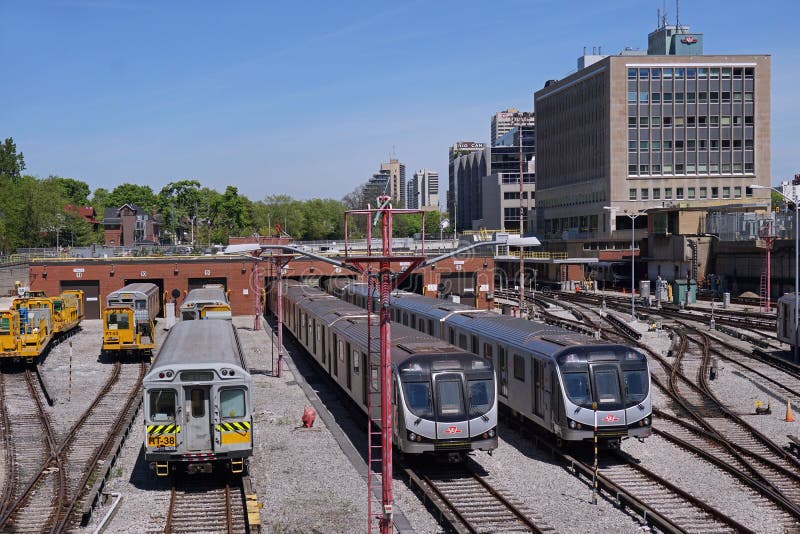 Toronto commuter trains editorial photo. Image of office - 65691236