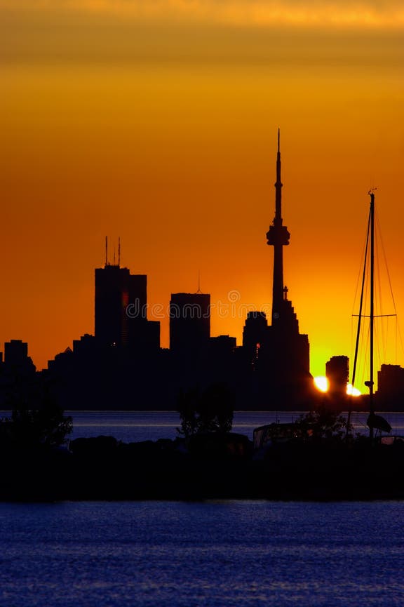 Toronto Skyline at Dawn editorial photography. Image of antenae - 2670687