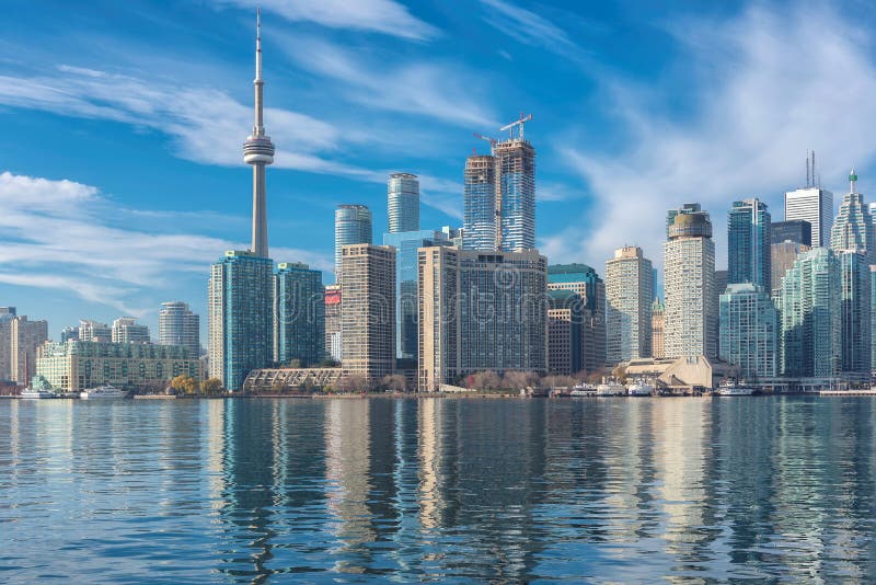 Skyline Von Toronto Gesehen Von Den Inseln Mit Dem Ontariosee Stockbild ...