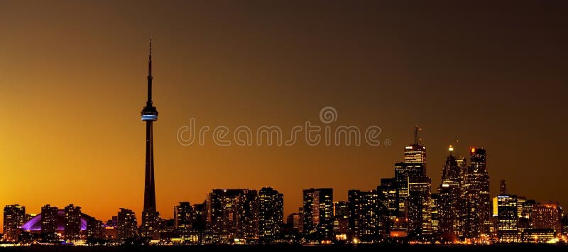 Toronto-Stadt-Skyline stockbild. Bild von beleuchtete - 7989947