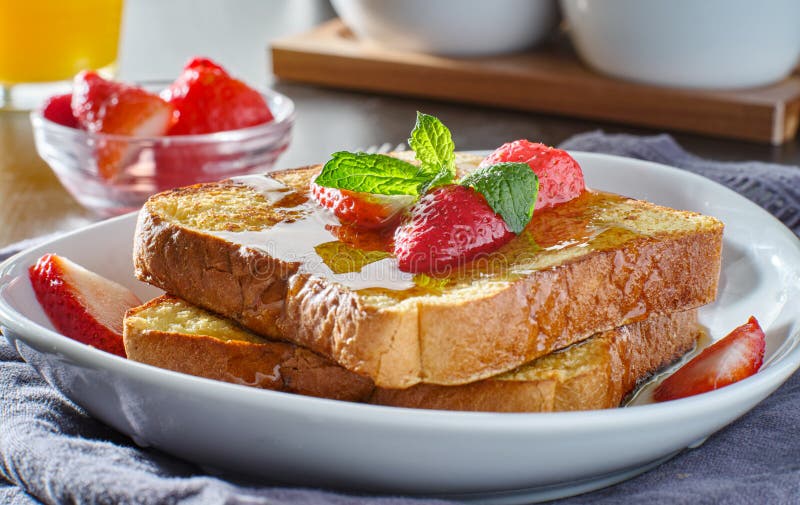 Torrada Francesa Com Morangos E Xarope Imagem de Stock - Imagem de café ...